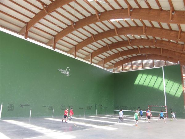 Fronton mur à gauche 48300 Gernika-Lumo, Bizkaia Espagne (Zearreta ...