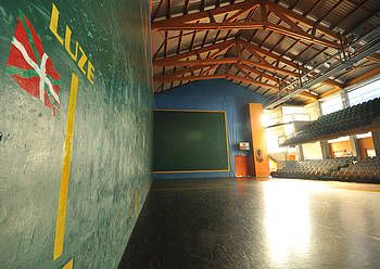 20720 Azkoitia, Gipuzkoa Spain (Aingeru Kalea 34) Left walled fronton #1406