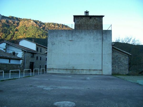 31452 Güesa, Navarra Spain (NA-2130) Open-air single walled fronton #1737