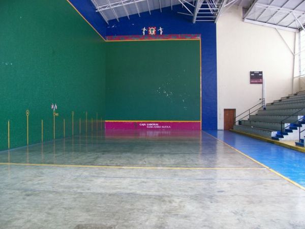 31880 Leitza, Navarra Spain (Calle Amazabal 1) Left walled fronton #1793